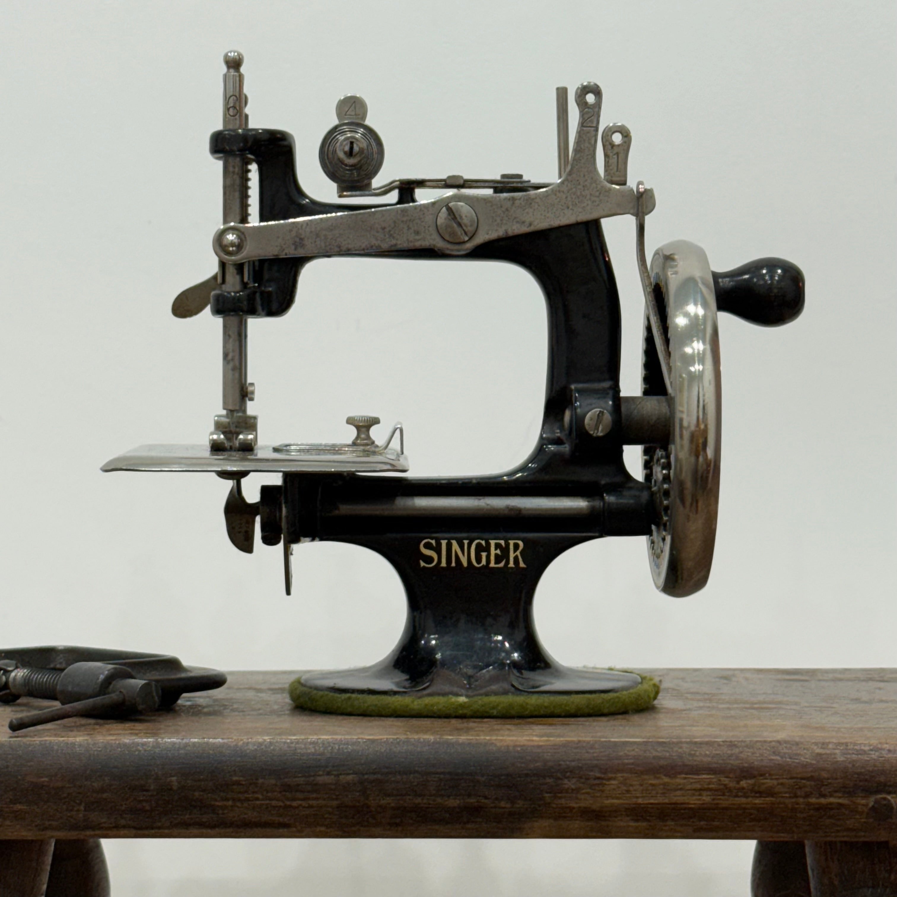 Singer Model 20 Child’s Sewing Machine - Antique Miniature – Vintage ...